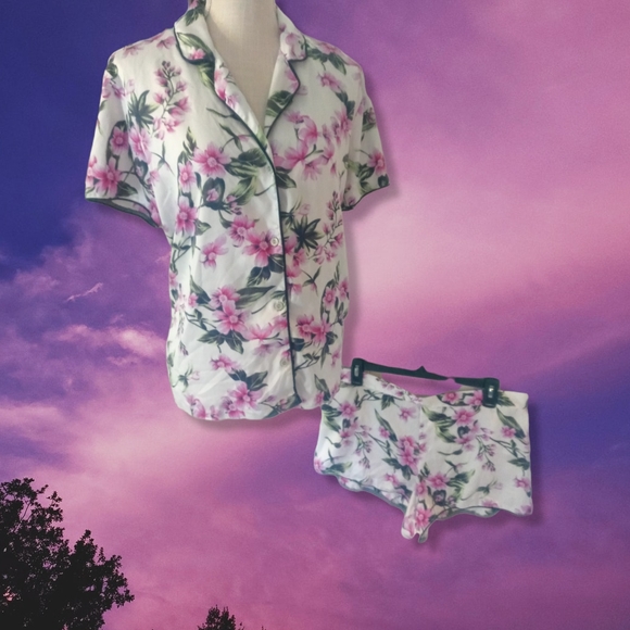 Victoria's Secret | Intimates & Sleepwear | Beautiful Silky Floral ...